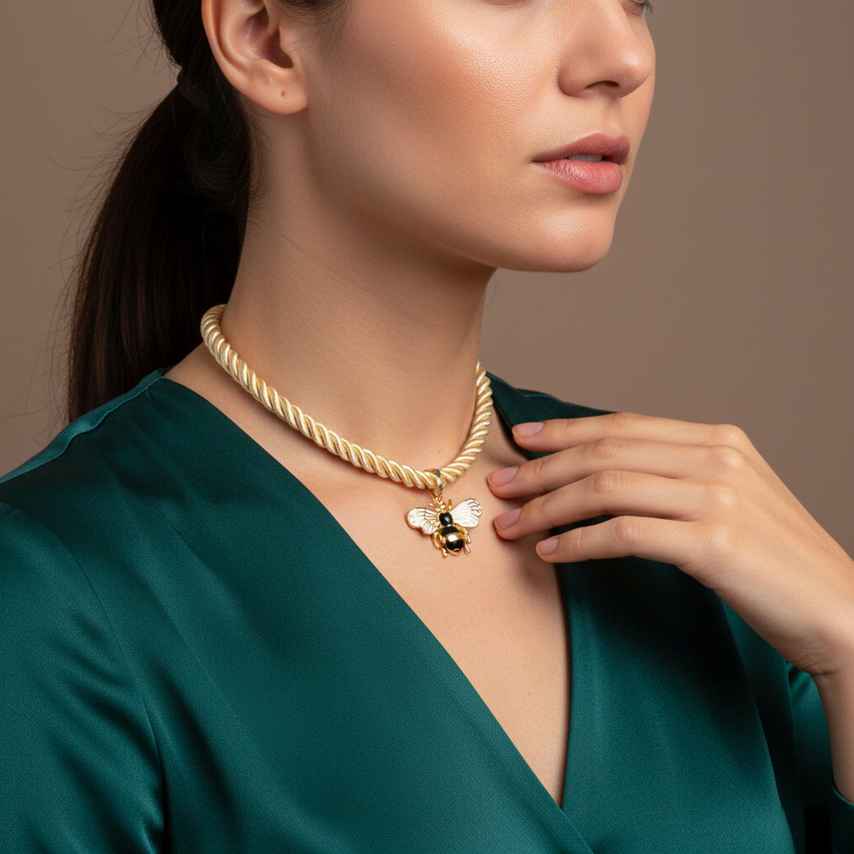 Collar cordon beige trenzado y dije de abeja esmaltada 45-50cm – Colore